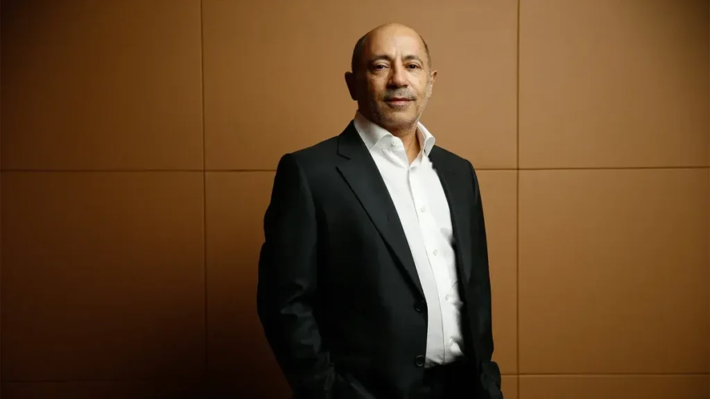 Quién es Alan Howard, el multimillonario que domina las inversiones ...